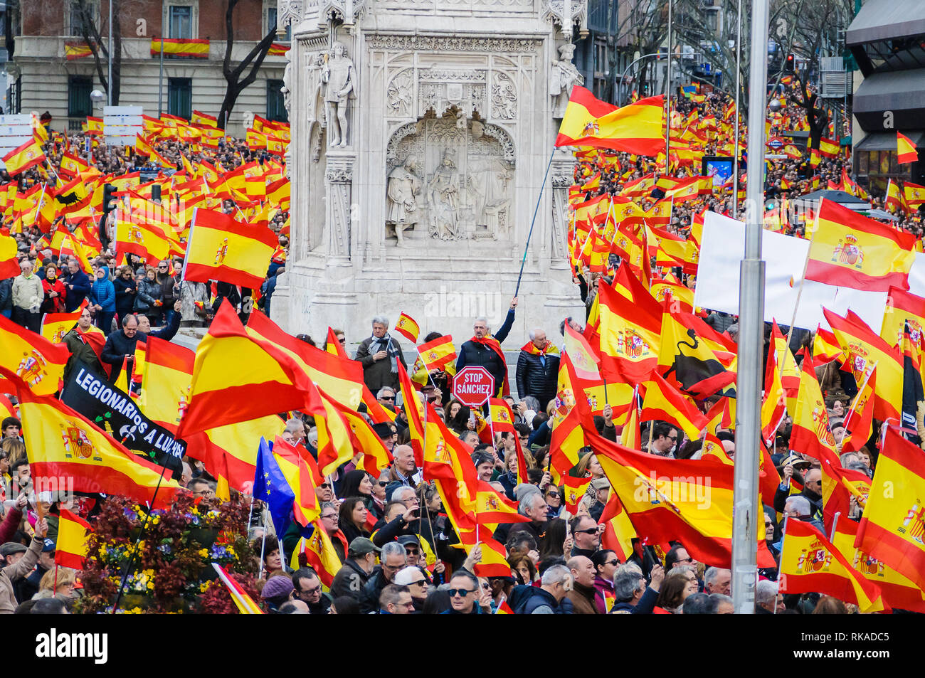 Spain flags crowd hi-res stock photography and images - Alamy