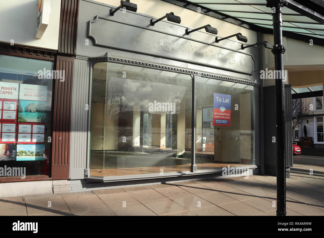 Empty shops on the high street Stock Photo - Alamy