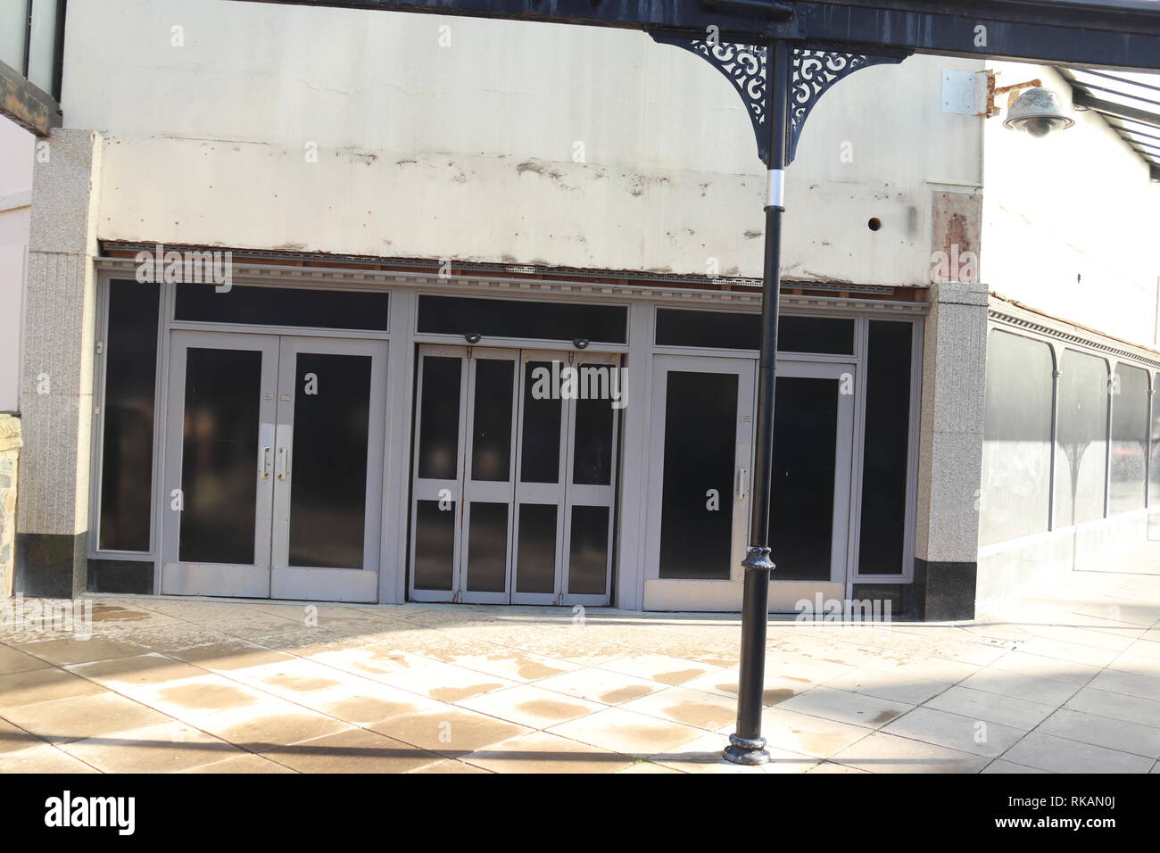 Empty shops on the high street Stock Photo - Alamy