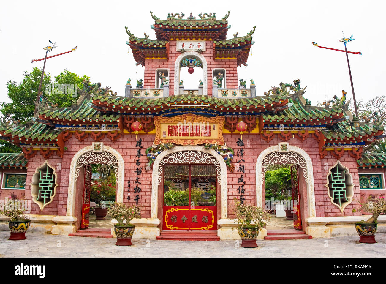 The three entry gate at the entrance to the Phuoc Kien (or Fukian ...