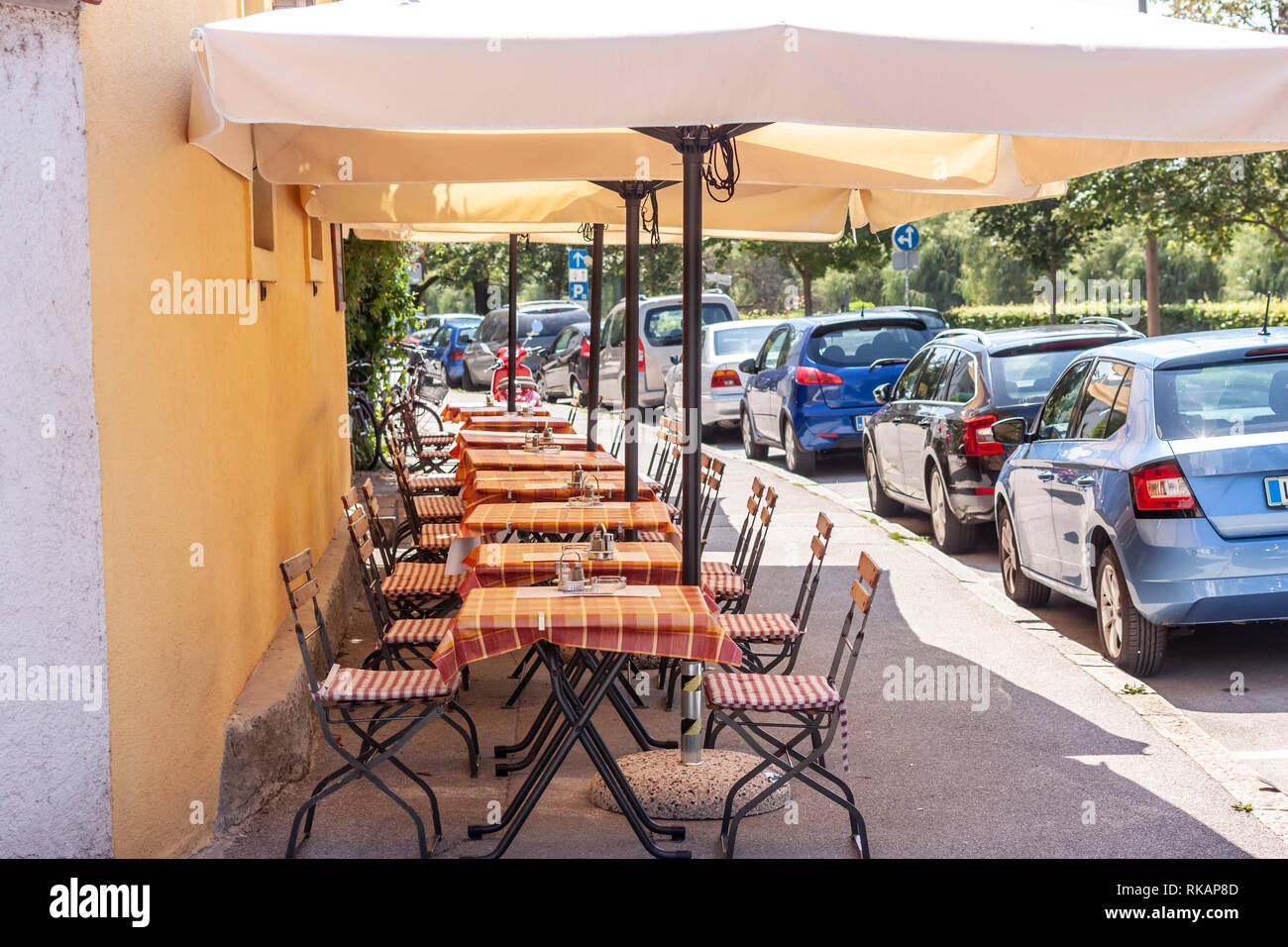 Pavement cafe terrace hi-res stock photography and images - Alamy