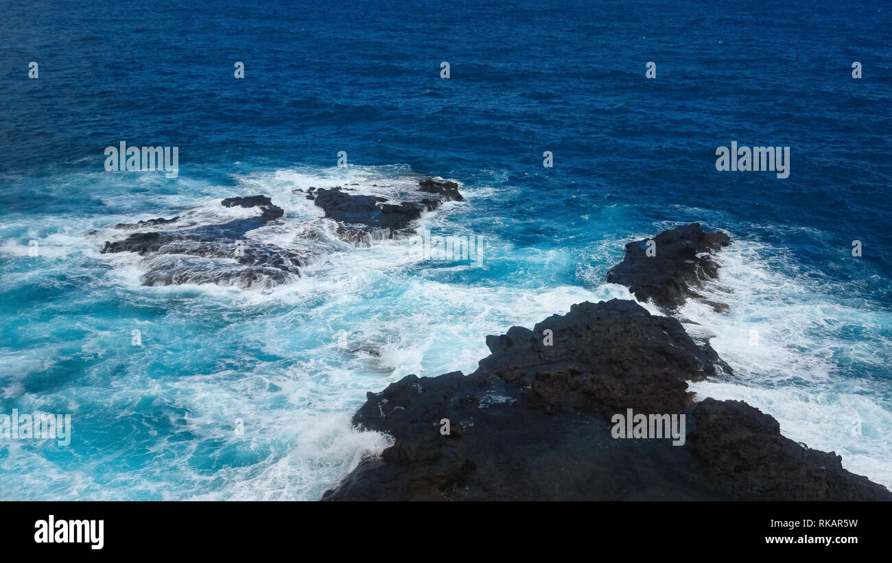 Waves splashing on rocks hi-res stock photography and images - Alamy