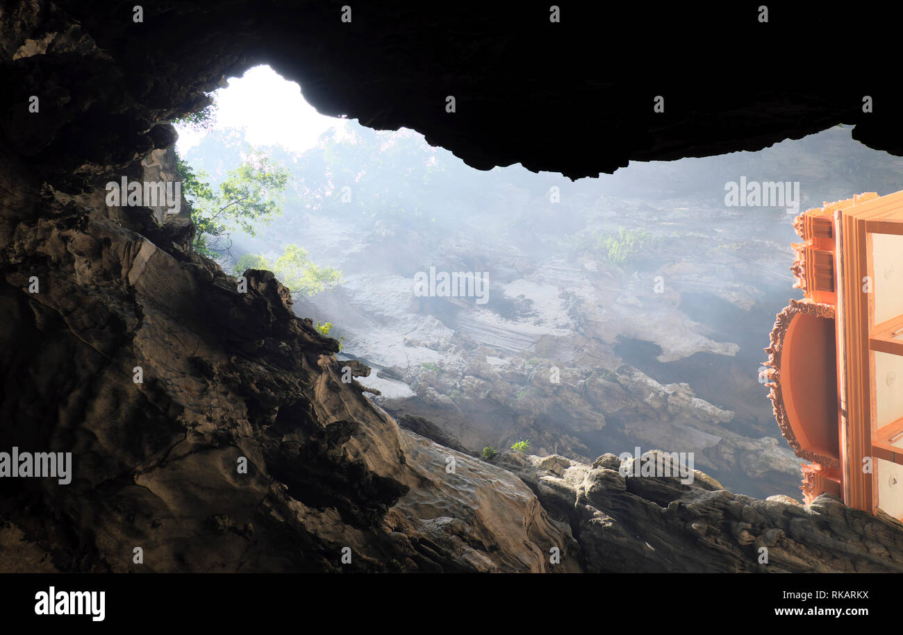 Worlds tallest murugan statue batu hi-res stock photography and images ...