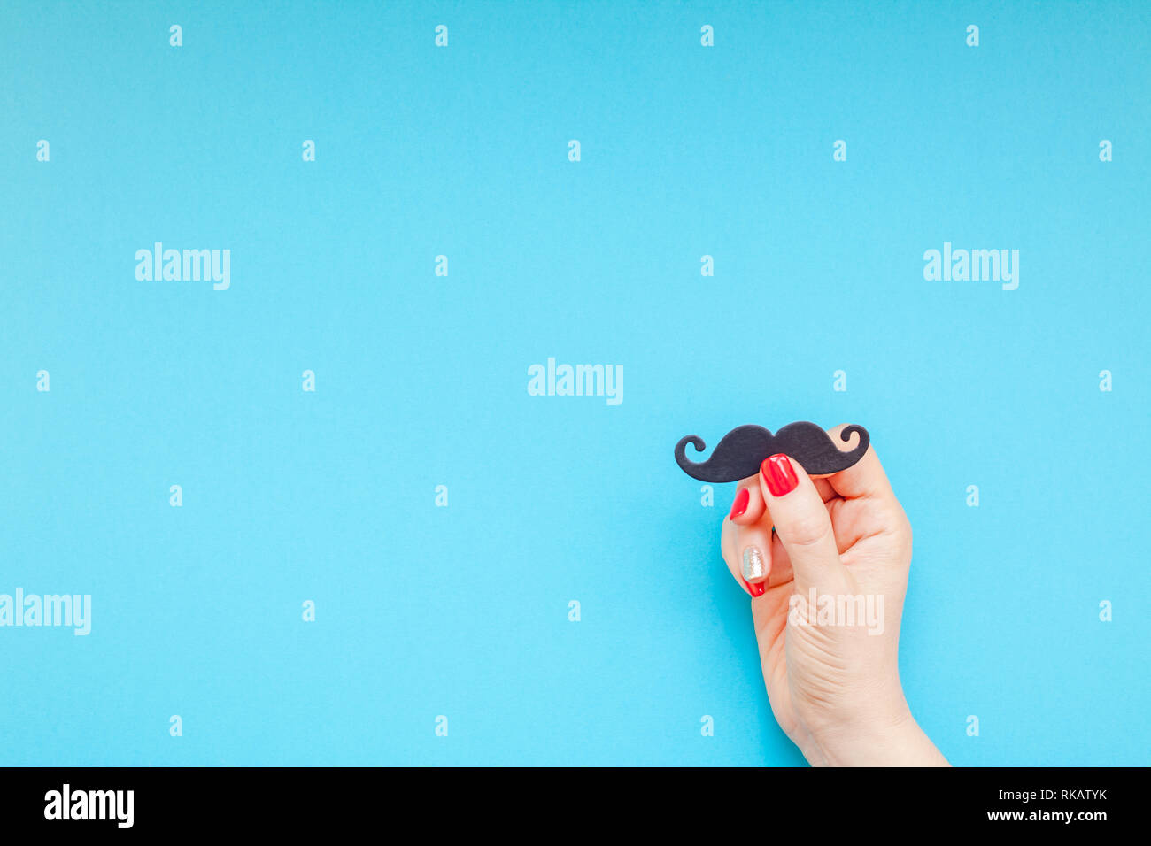 Creative flatlay top view retro black paper photo booth props ...