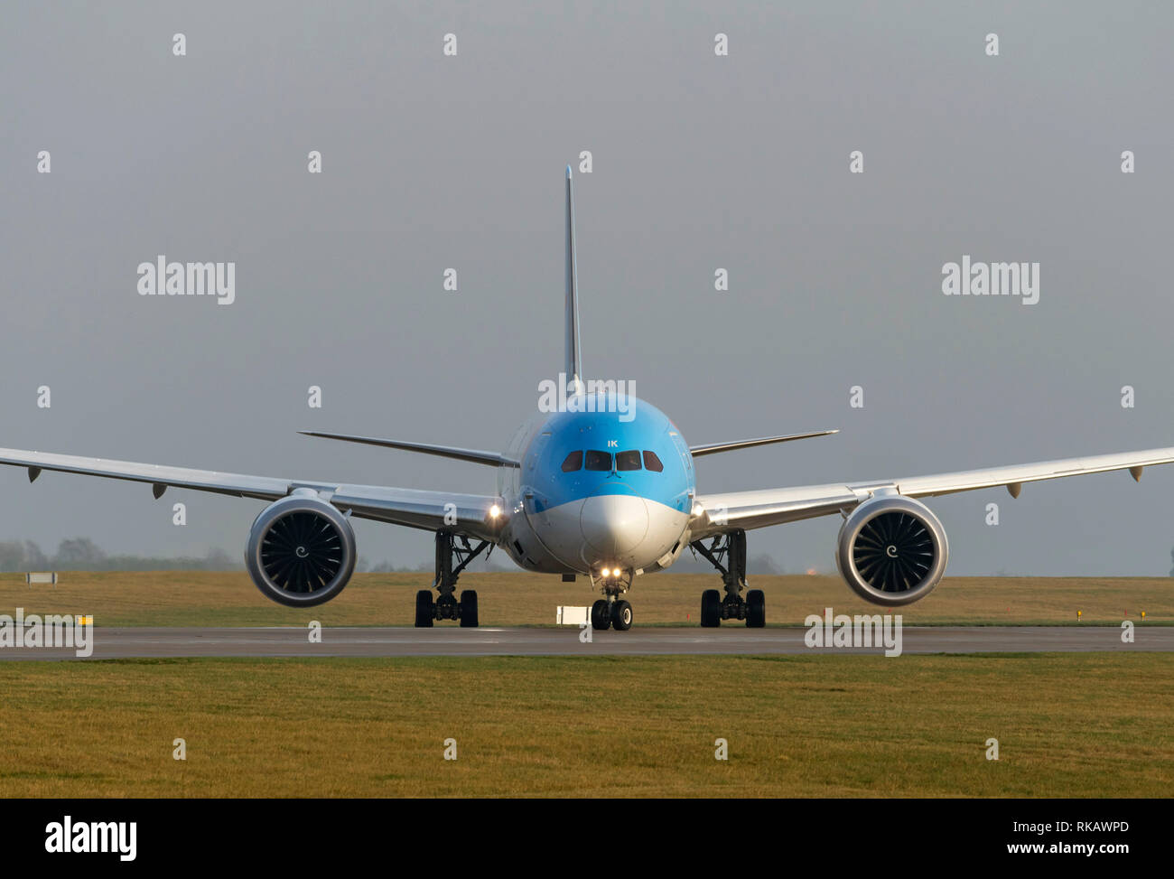 TUI Airways, Boeing 787-9 Dreamliner, GTUIK, taxying for take off at ...