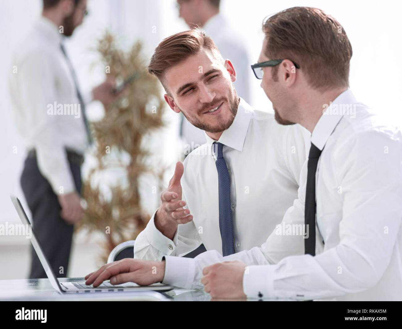two employees talking in the workplace. photo with copy space Stock ...