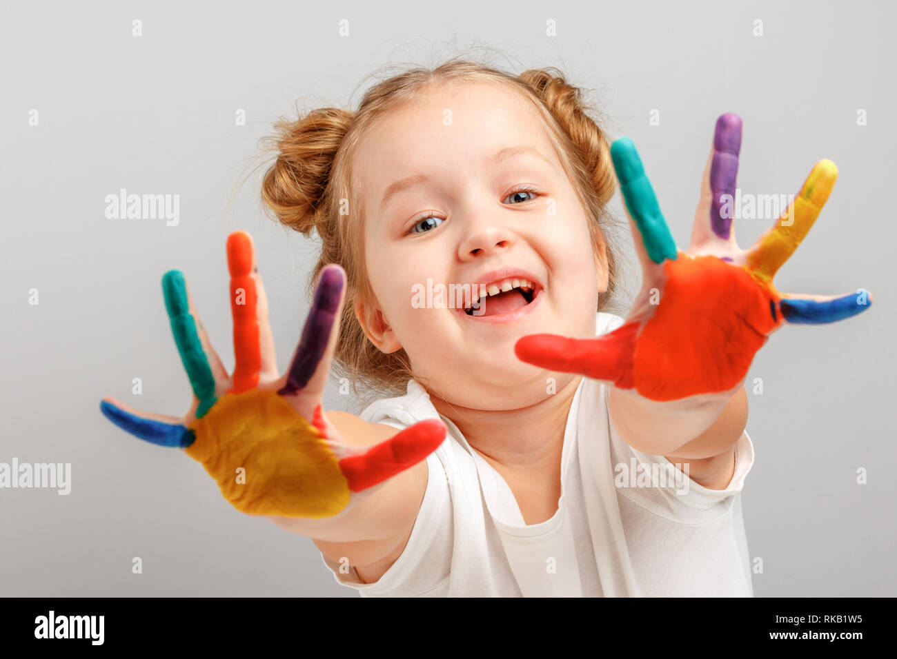Kid hand paint hi-res stock photography and images - Alamy