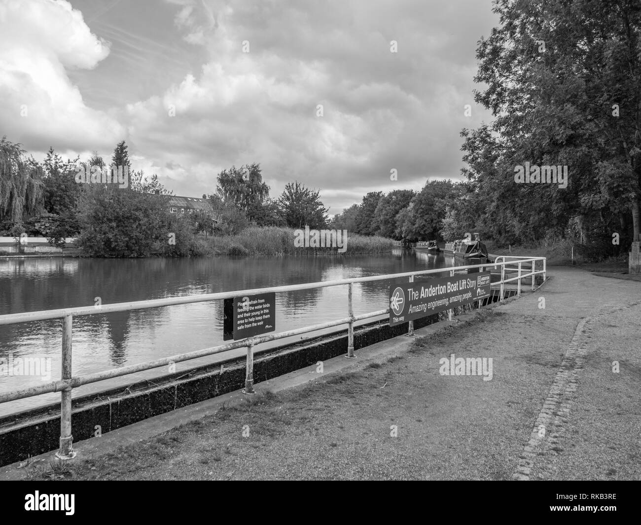 Caisson lock Black and White Stock Photos & Images - Alamy