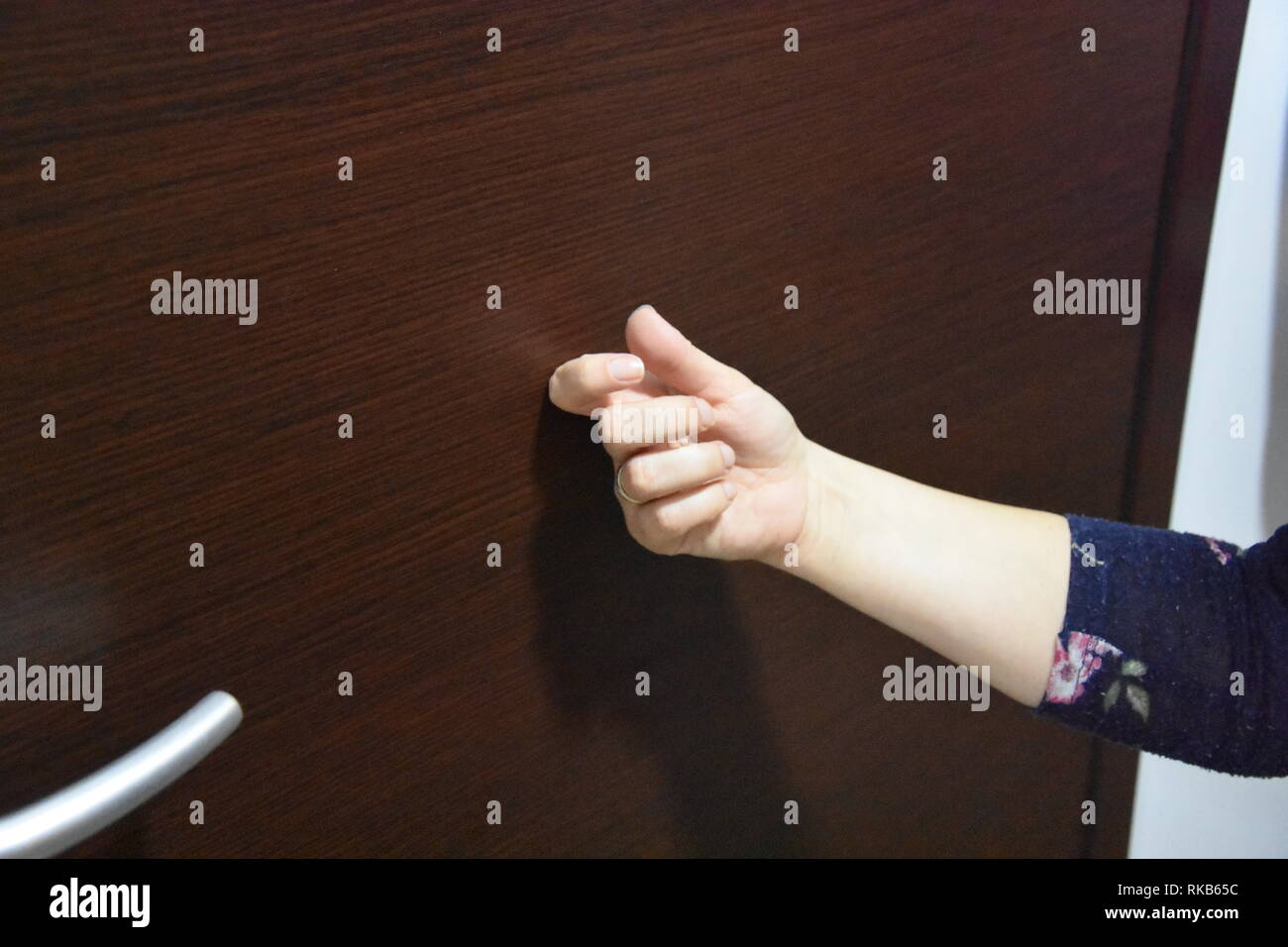 Man knocking door office hi-res stock photography and images - Alamy