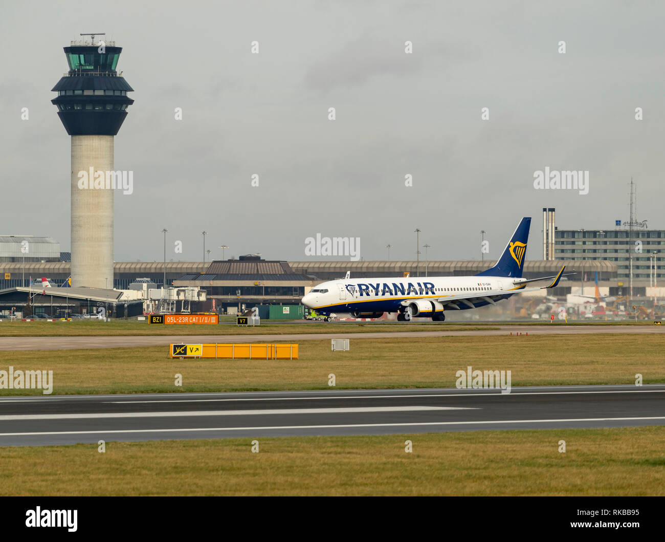Boeing 737 cockpit hi-res stock photography and images - Alamy