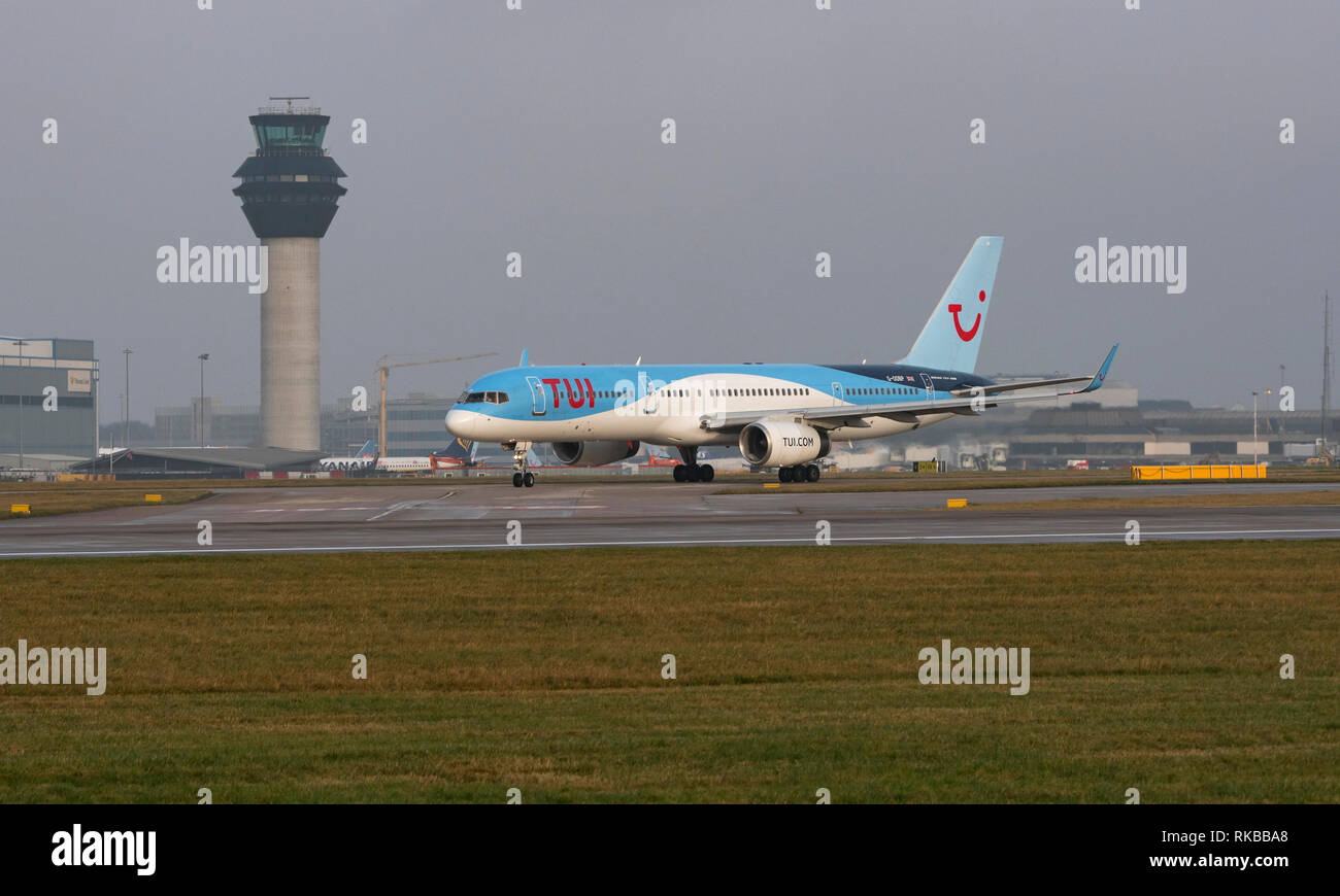 Boeing 757 cockpit hi-res stock photography and images - Alamy