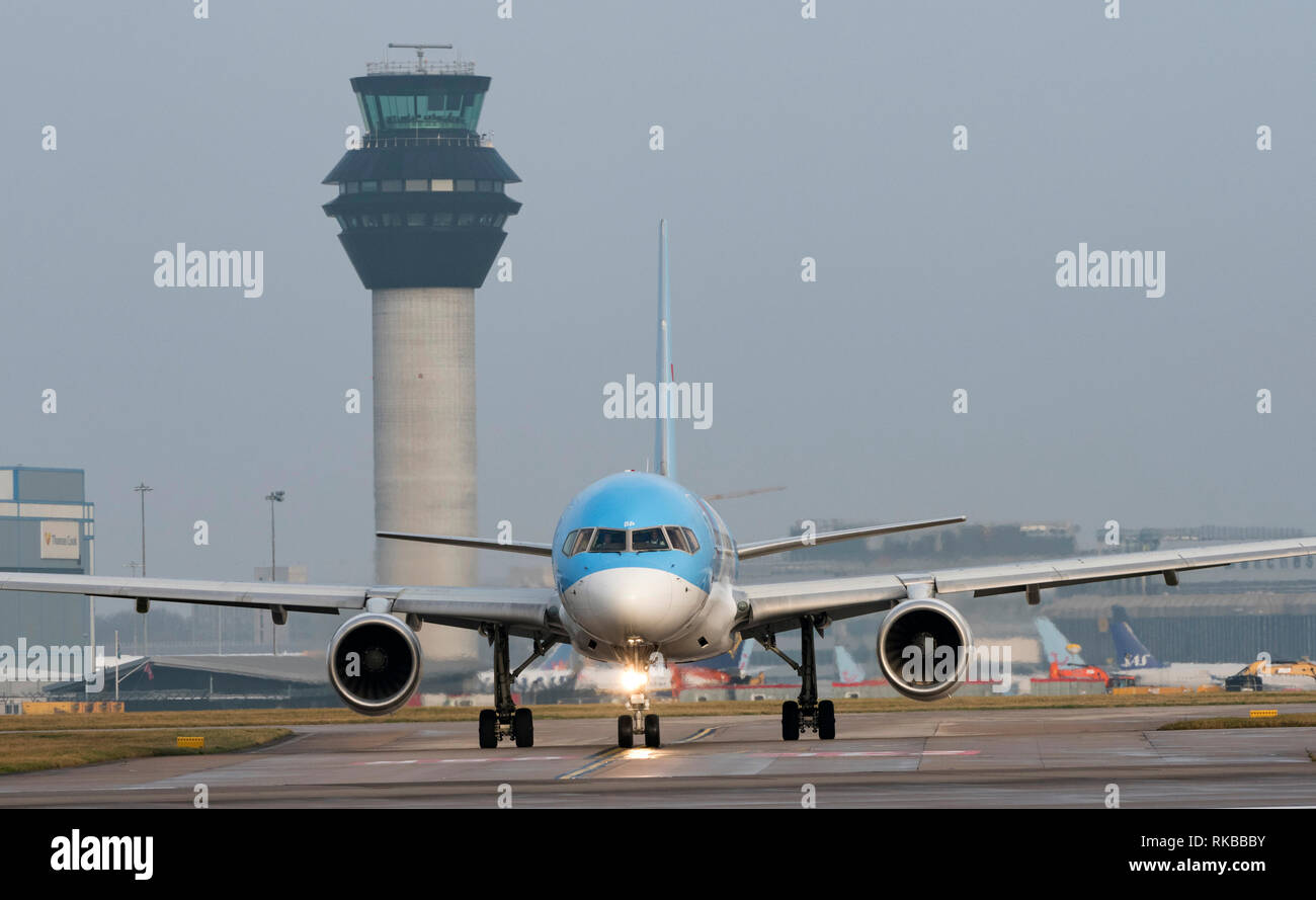 Boeing 757 cockpit hi-res stock photography and images - Alamy