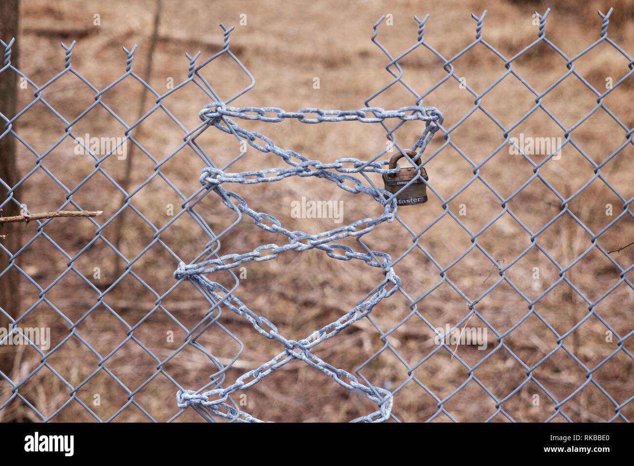 Broken chain link fence hi-res stock photography and images - Alamy