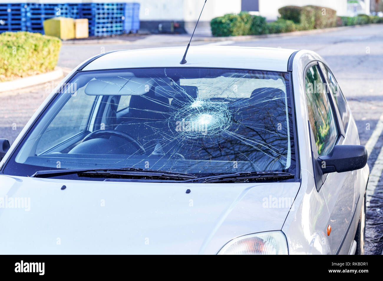 Damaged car windscreen Stock Photo - Alamy