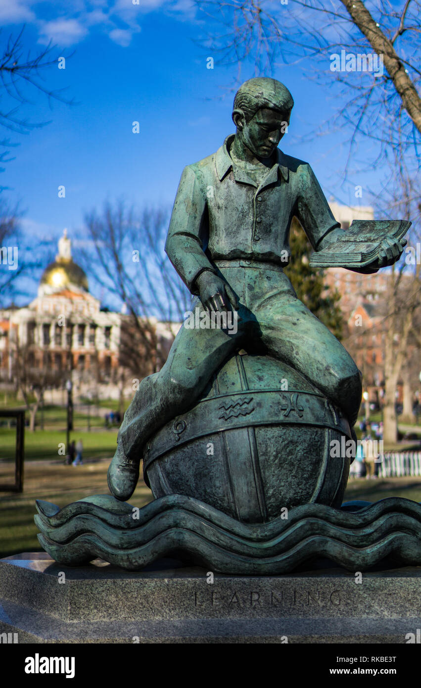 Statue of boy reading in the boston commons Stock Photo - Alamy