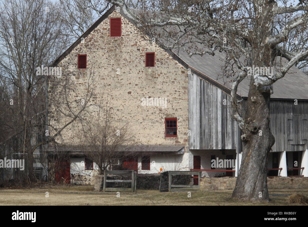 This barn i trimmed with red paint in the rural setting Stock Photo - Alamy