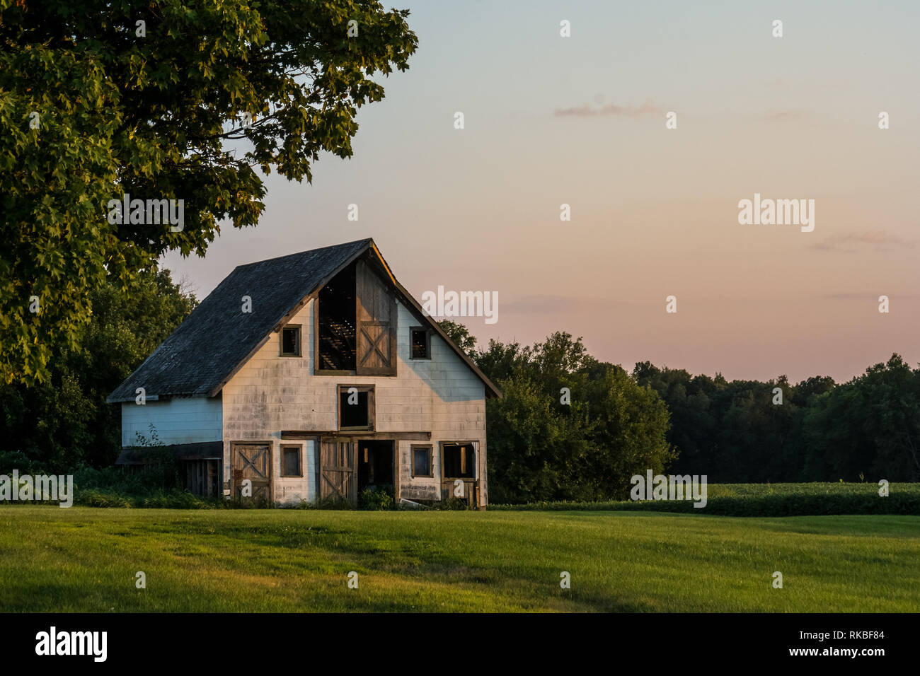 Old period barn at sunset. Lasalle county, Illinois Stock Photo - Alamy