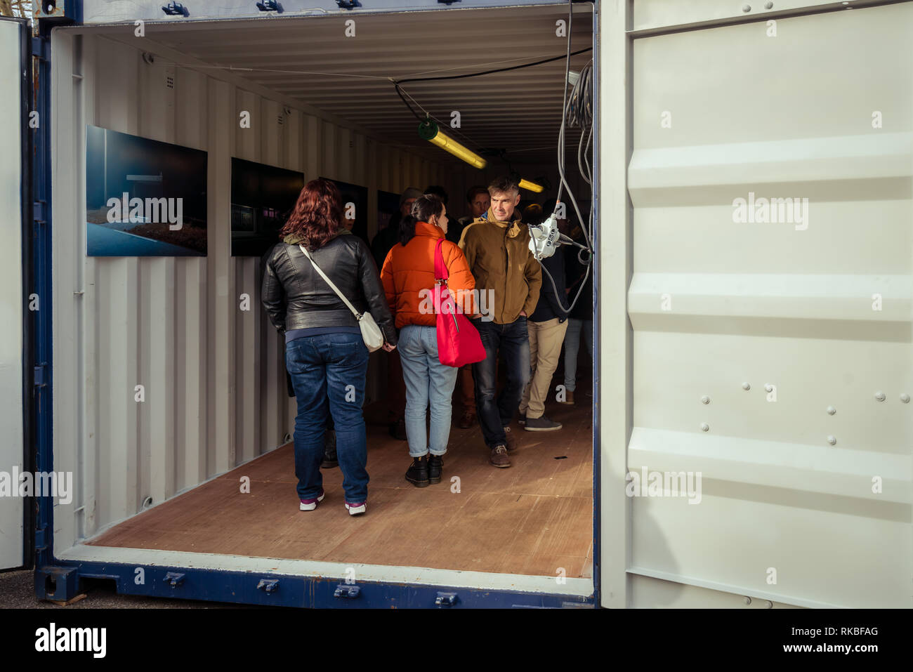 People viewing art in gallery hi-res stock photography and images - Alamy