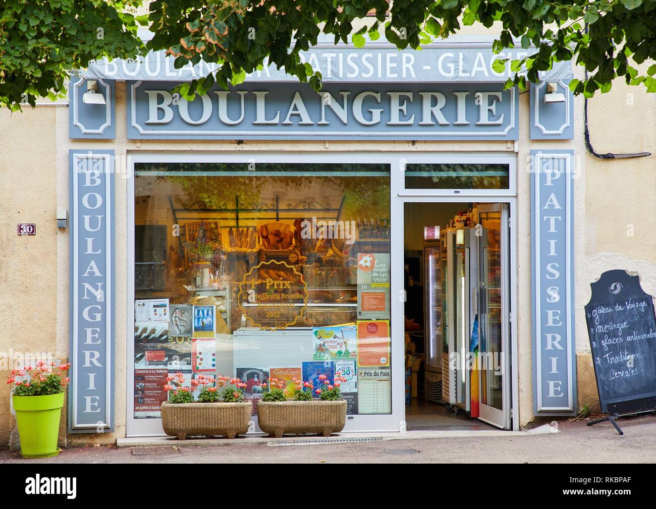 French bakery storefront hi-res stock photography and images - Alamy