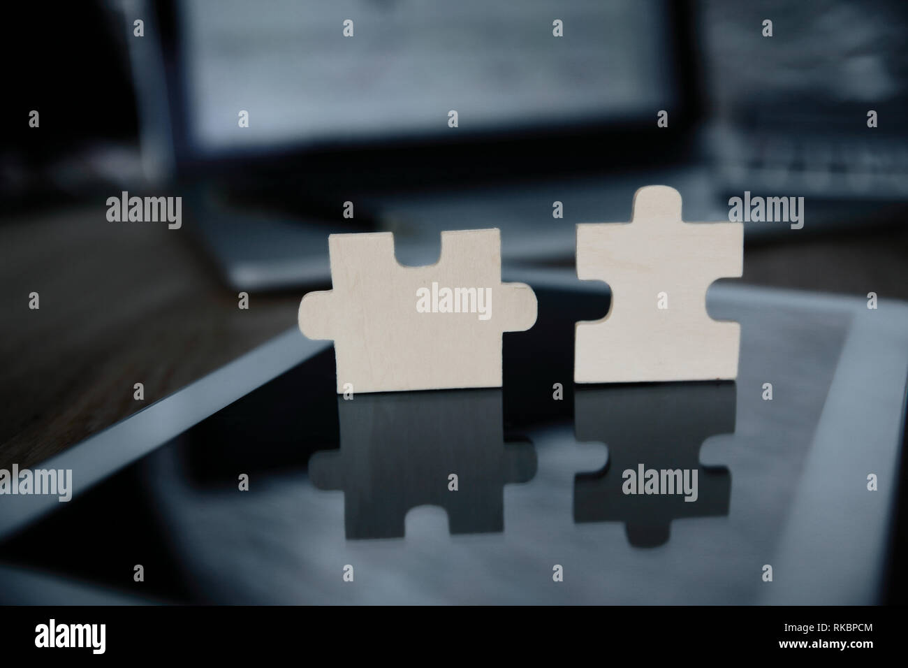 Two blank white puzzle pieces hi-res stock photography and images - Alamy