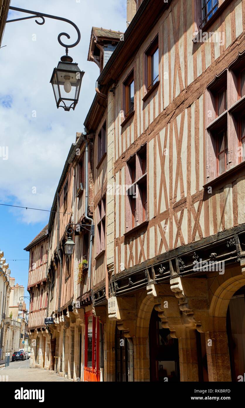 Tudor style timber buildings hi-res stock photography and images - Alamy