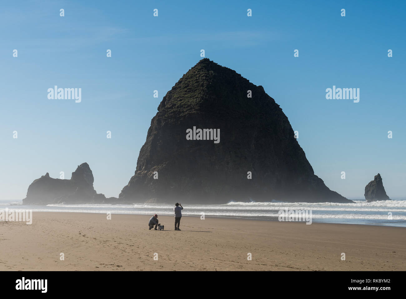 Haystack rock cannon beach person hi-res stock photography and images ...