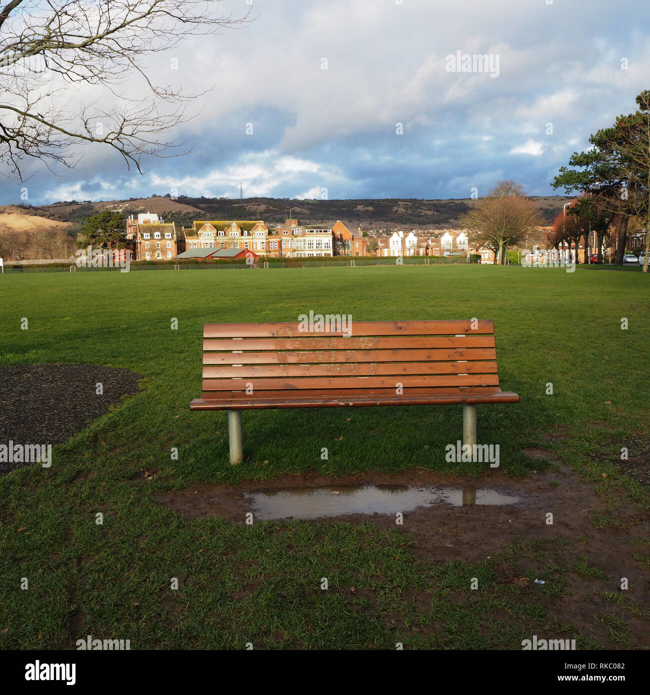 Muddy wooden park bench hi-res stock photography and images - Alamy
