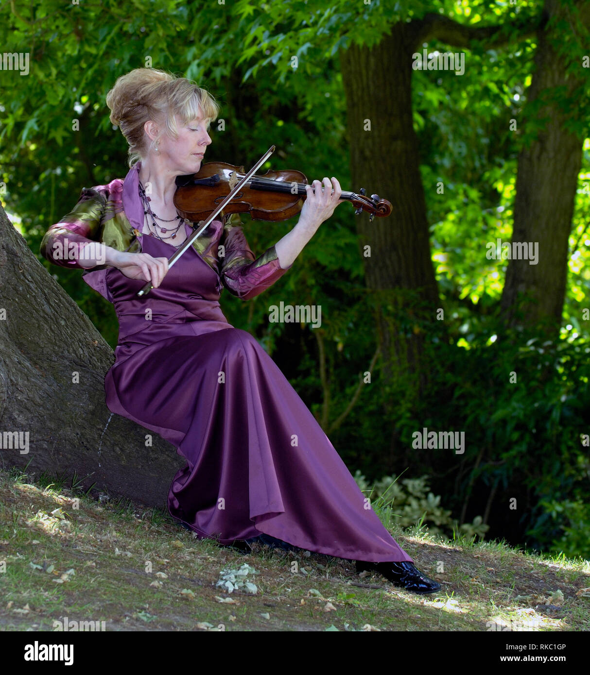 Lady violinist hi-res stock photography and images - Alamy