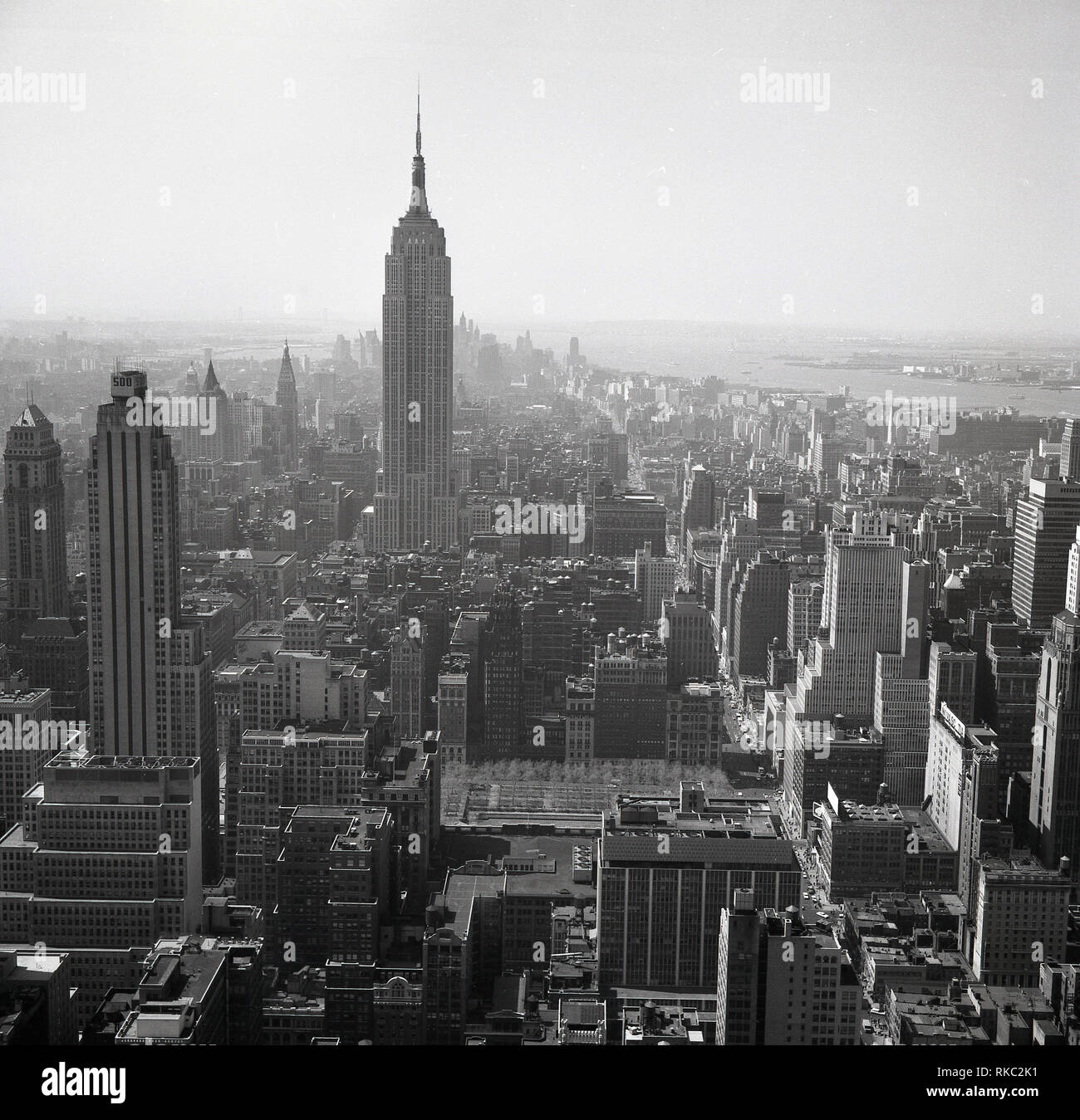 Empire state building new york 1950s hi-res stock photography and ...