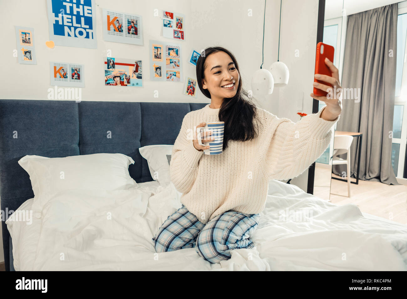 Woman making tea for friends hi-res stock photography and images - Alamy