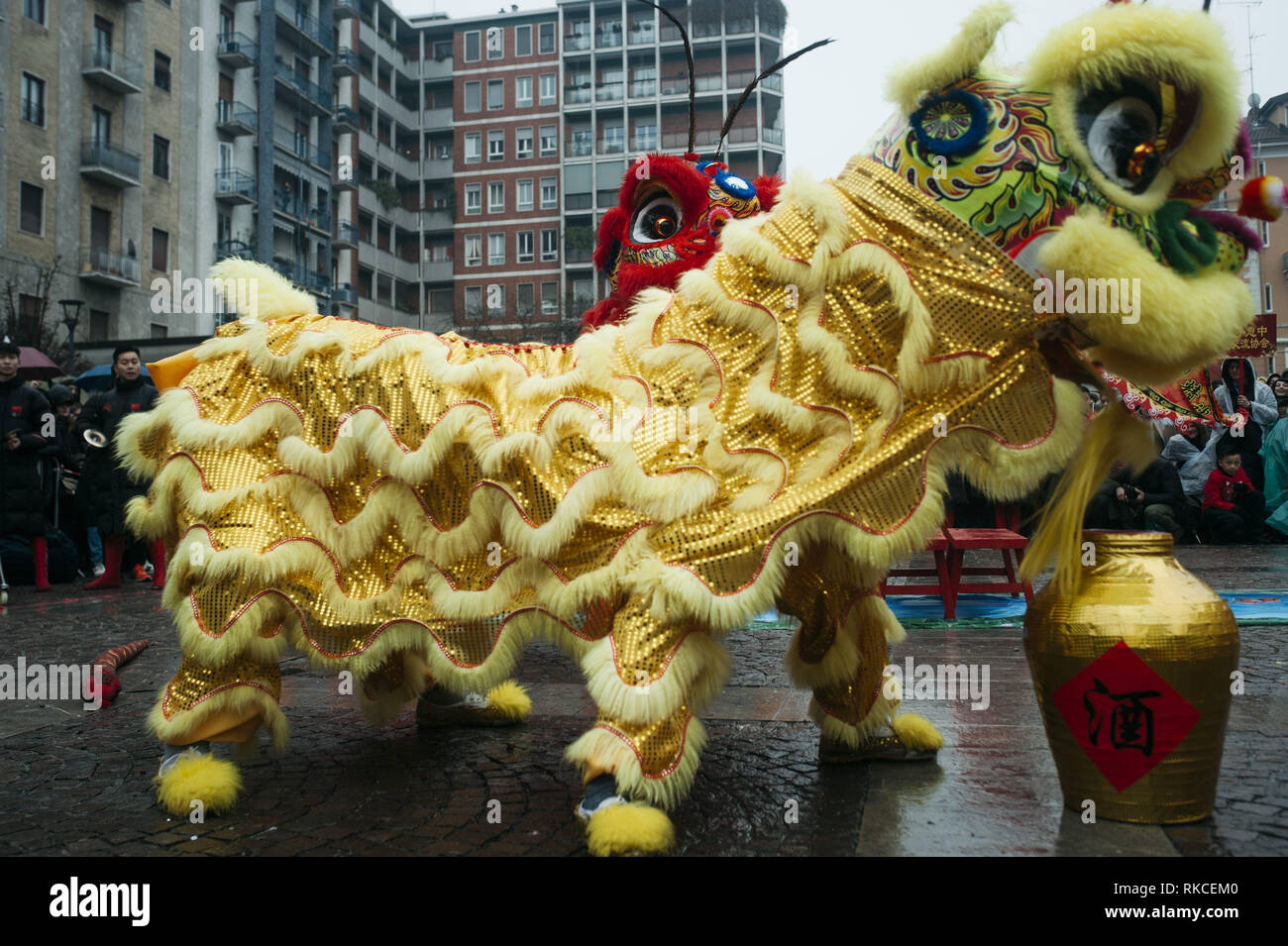 Lion dance puppets hi-res stock photography and images - Alamy