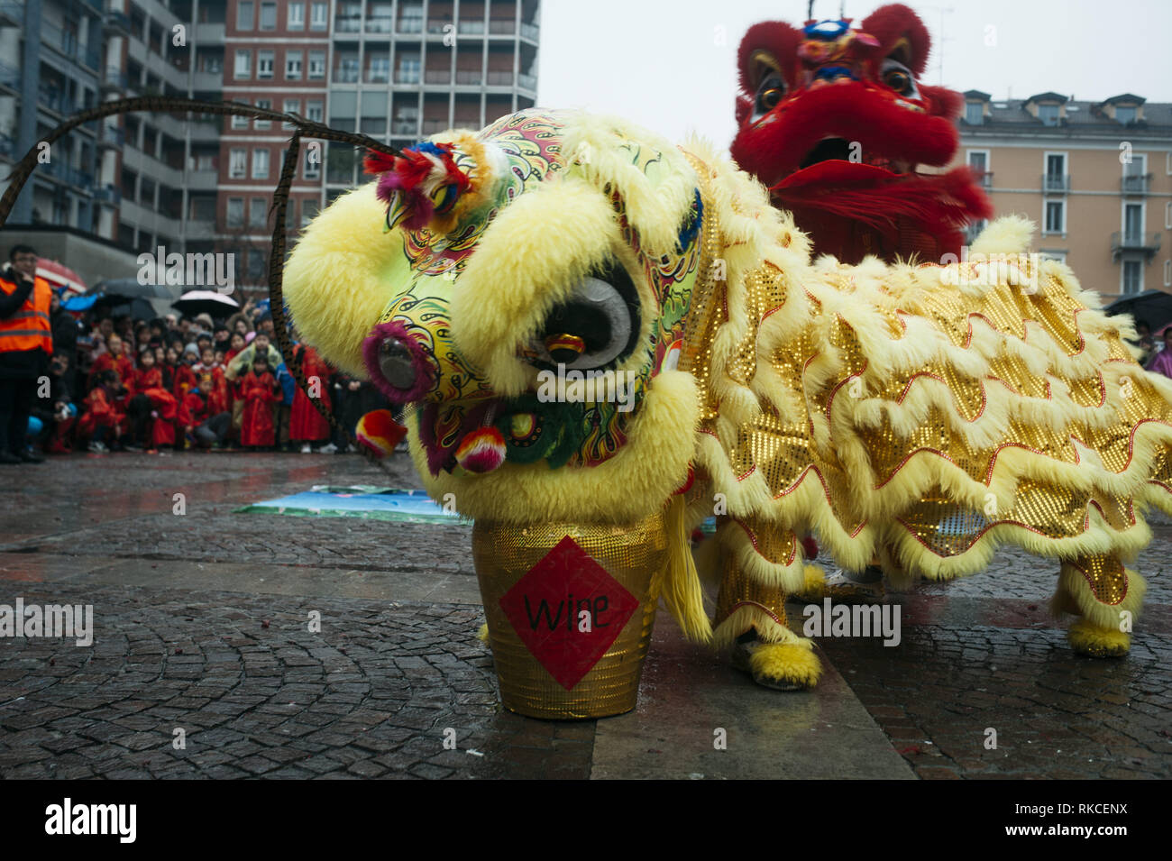 Lion dance puppets hi-res stock photography and images - Alamy