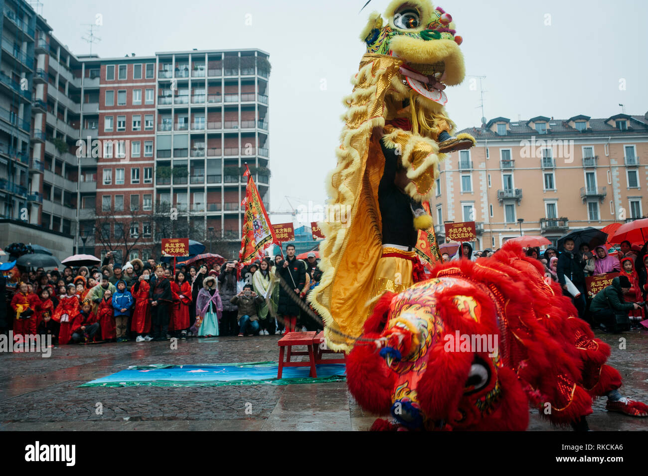 Dragon puppets hi-res stock photography and images - Alamy