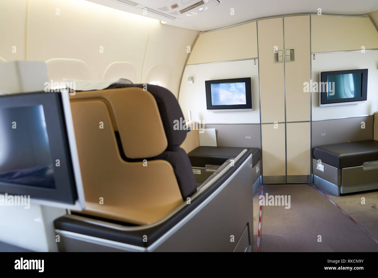 Boeing 747 8 interior hi-res stock photography and images - Alamy