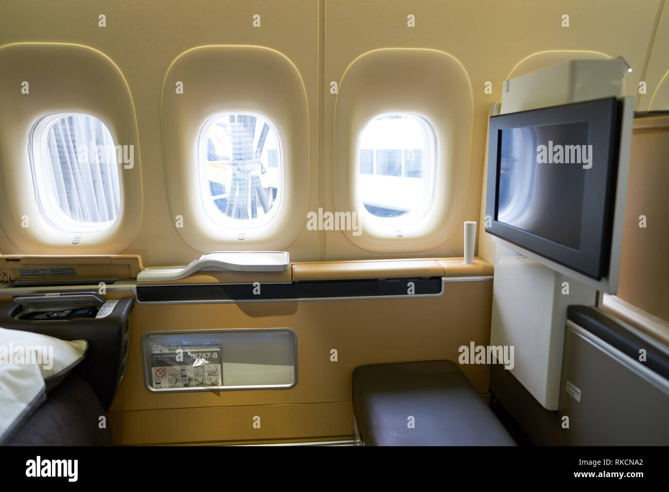 Boeing 747 8 interior hi-res stock photography and images - Alamy