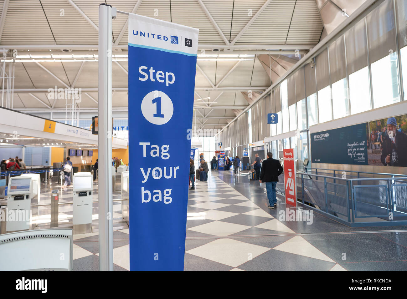 Inside chicago ohare international airport hi-res stock photography and ...