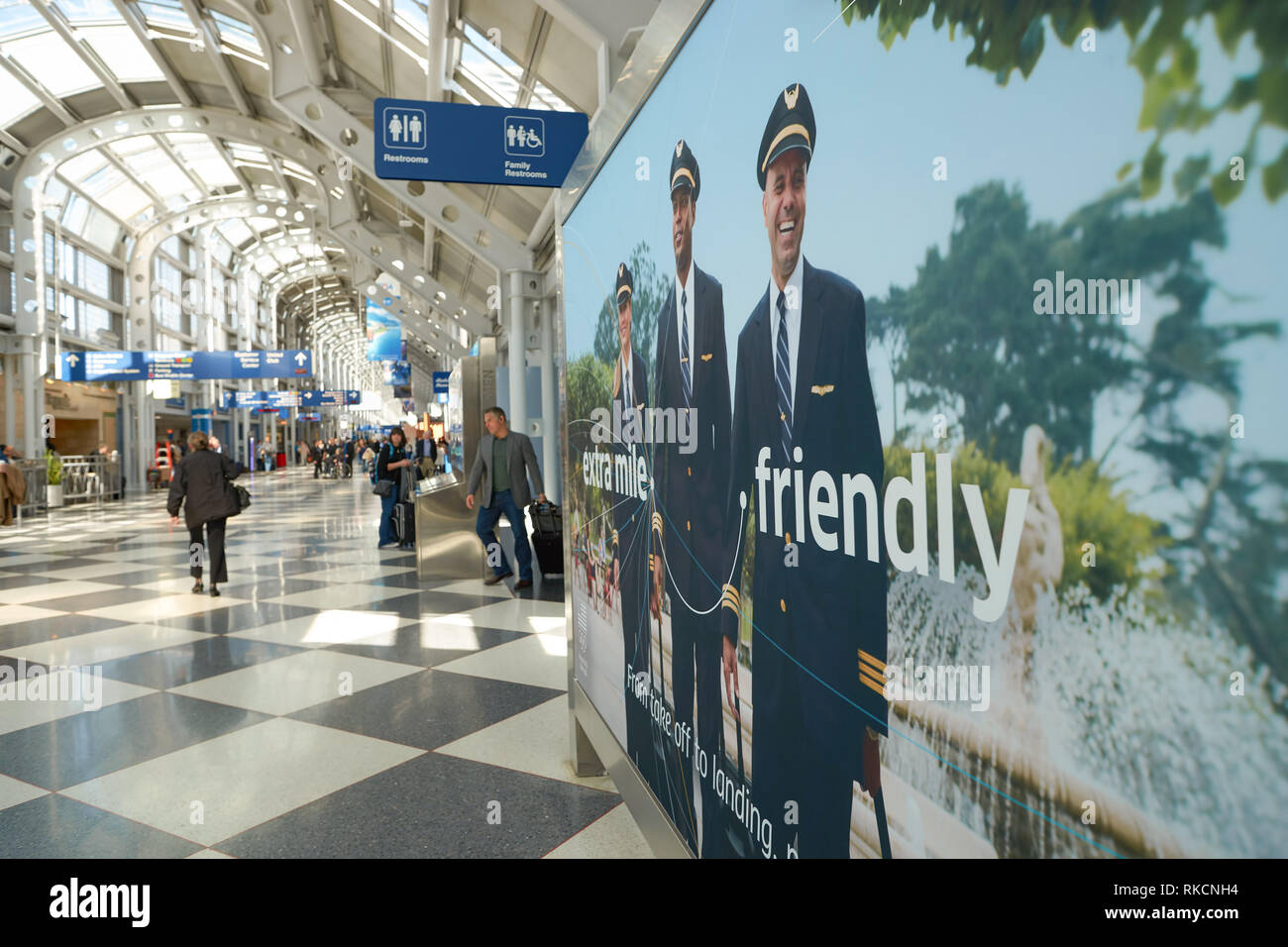 Inside chicago ohare international airport hi-res stock photography and ...