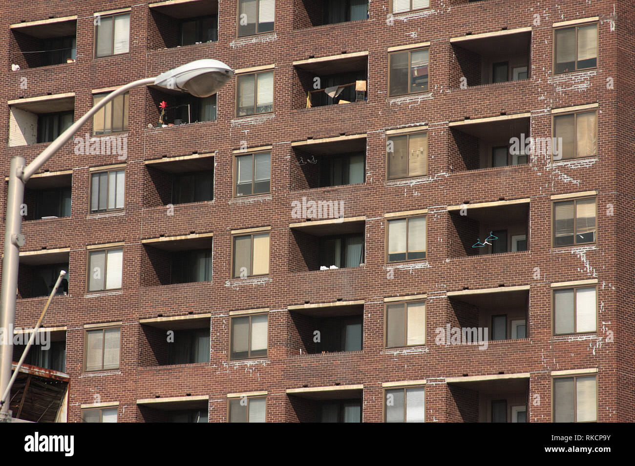 Rundown apartment building hi-res stock photography and images - Alamy