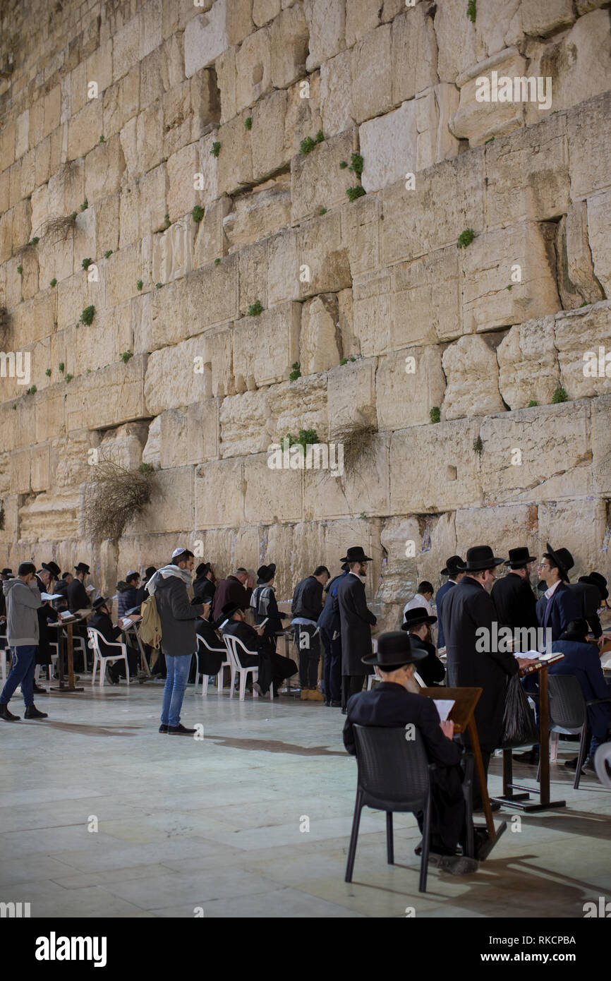 People praying at the western wall in Jerusalem Stock Photo - Alamy