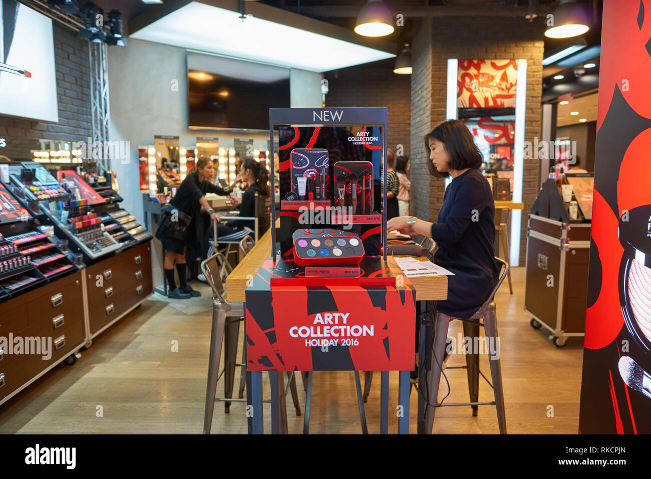 Hong kong cosmetics shop people hi-res stock photography and images - Alamy