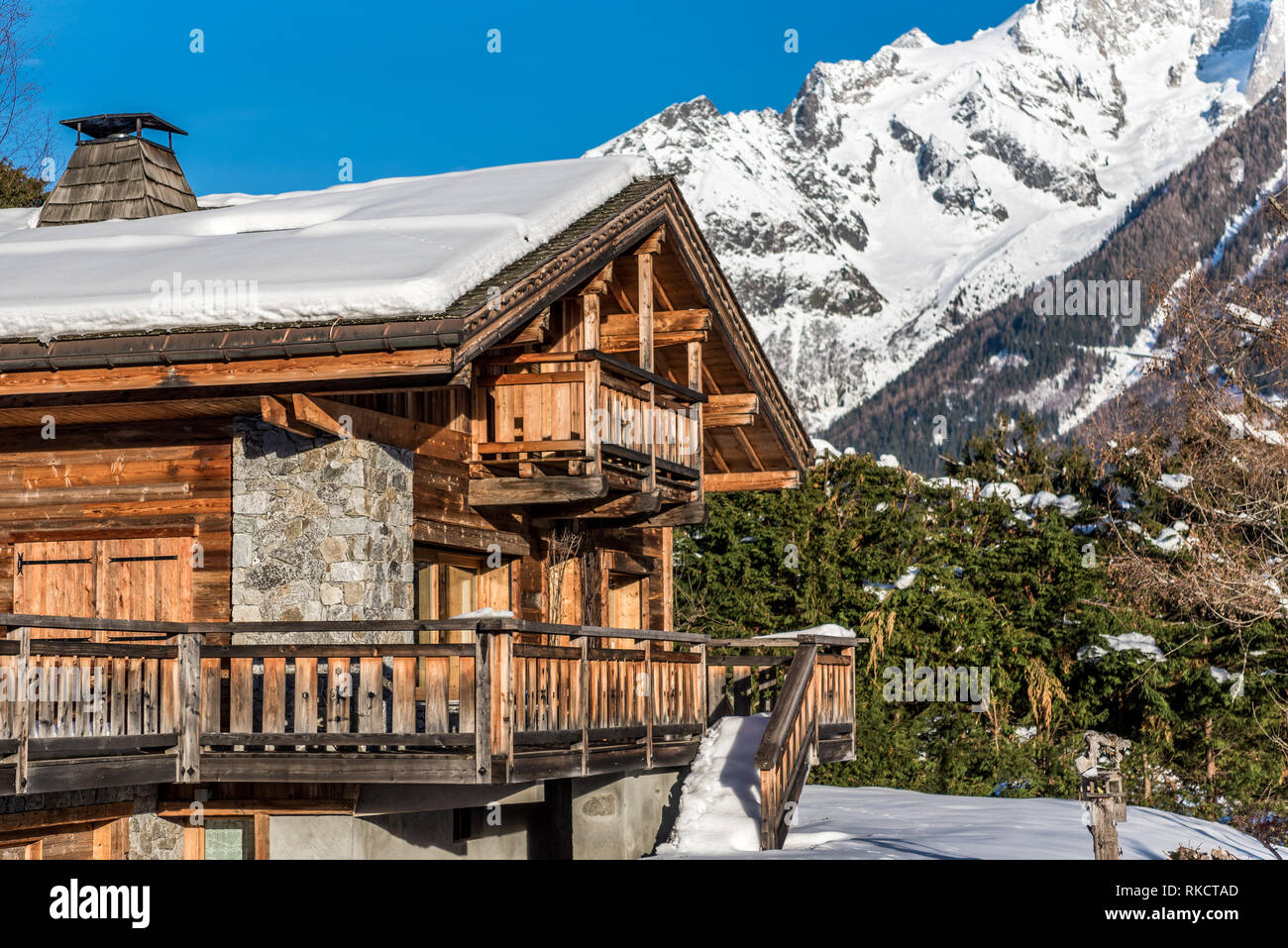 Chalet exterior hi-res stock photography and images - Alamy