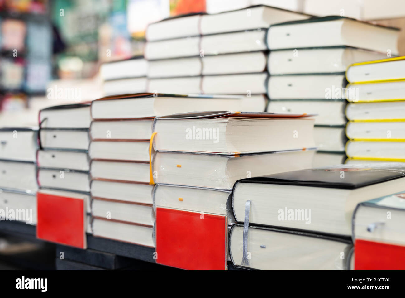 Bookstore Shelf High Resolution Stock Photography and Images - Alamy
