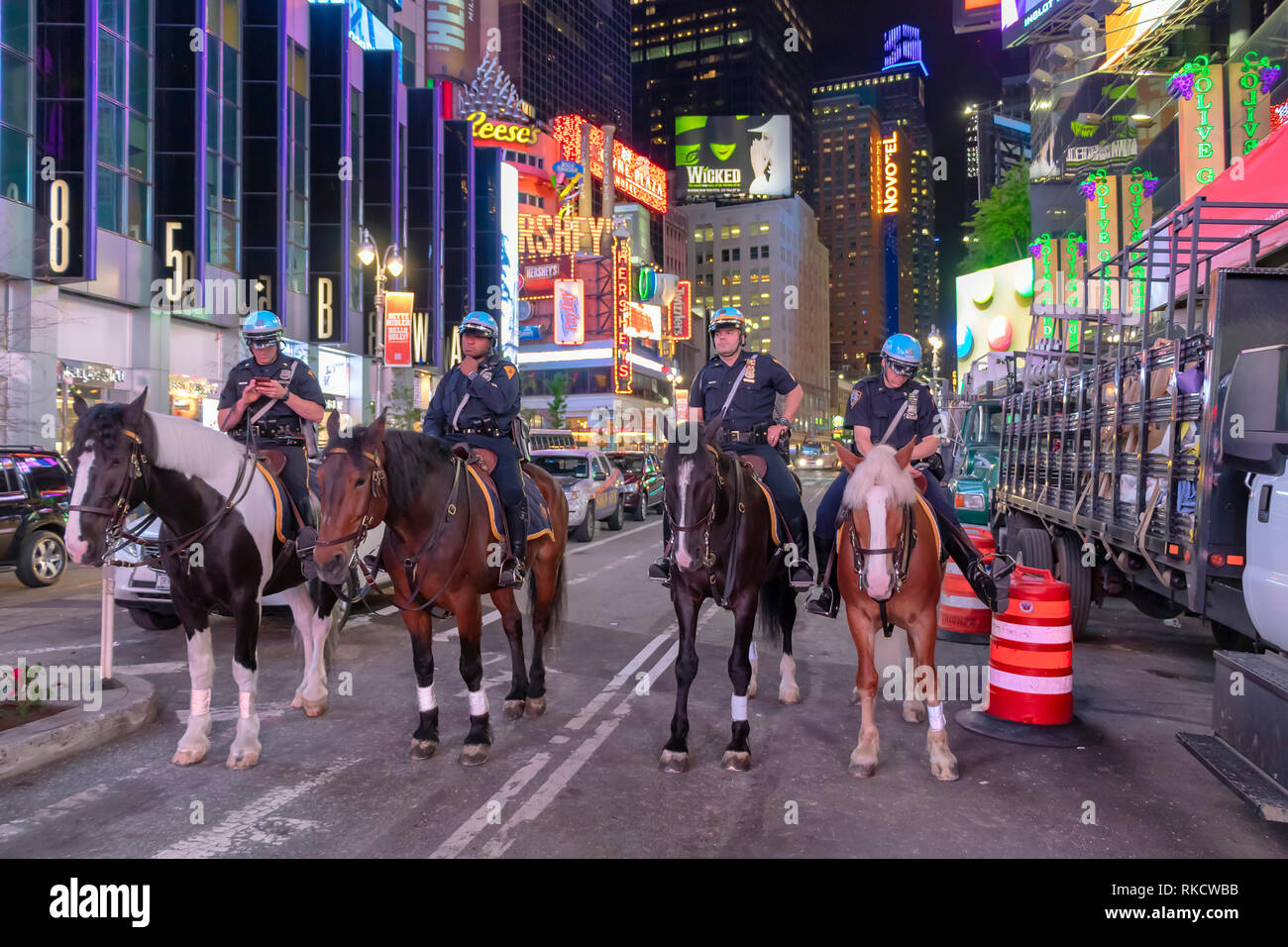 Nypd police officers on horse hi-res stock photography and images - Alamy