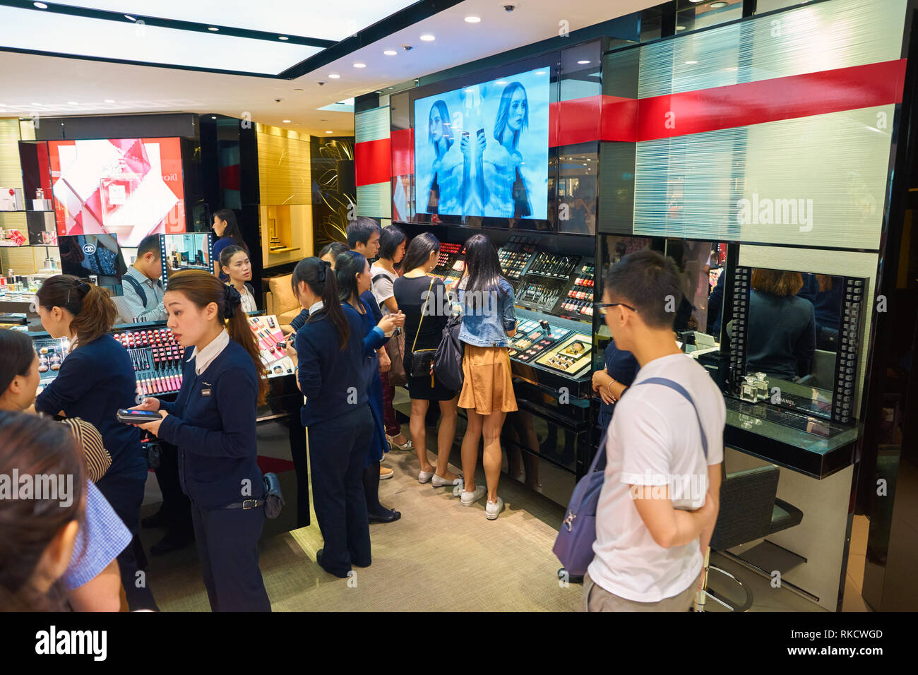 Hong kong cosmetics shop people hi-res stock photography and images - Alamy