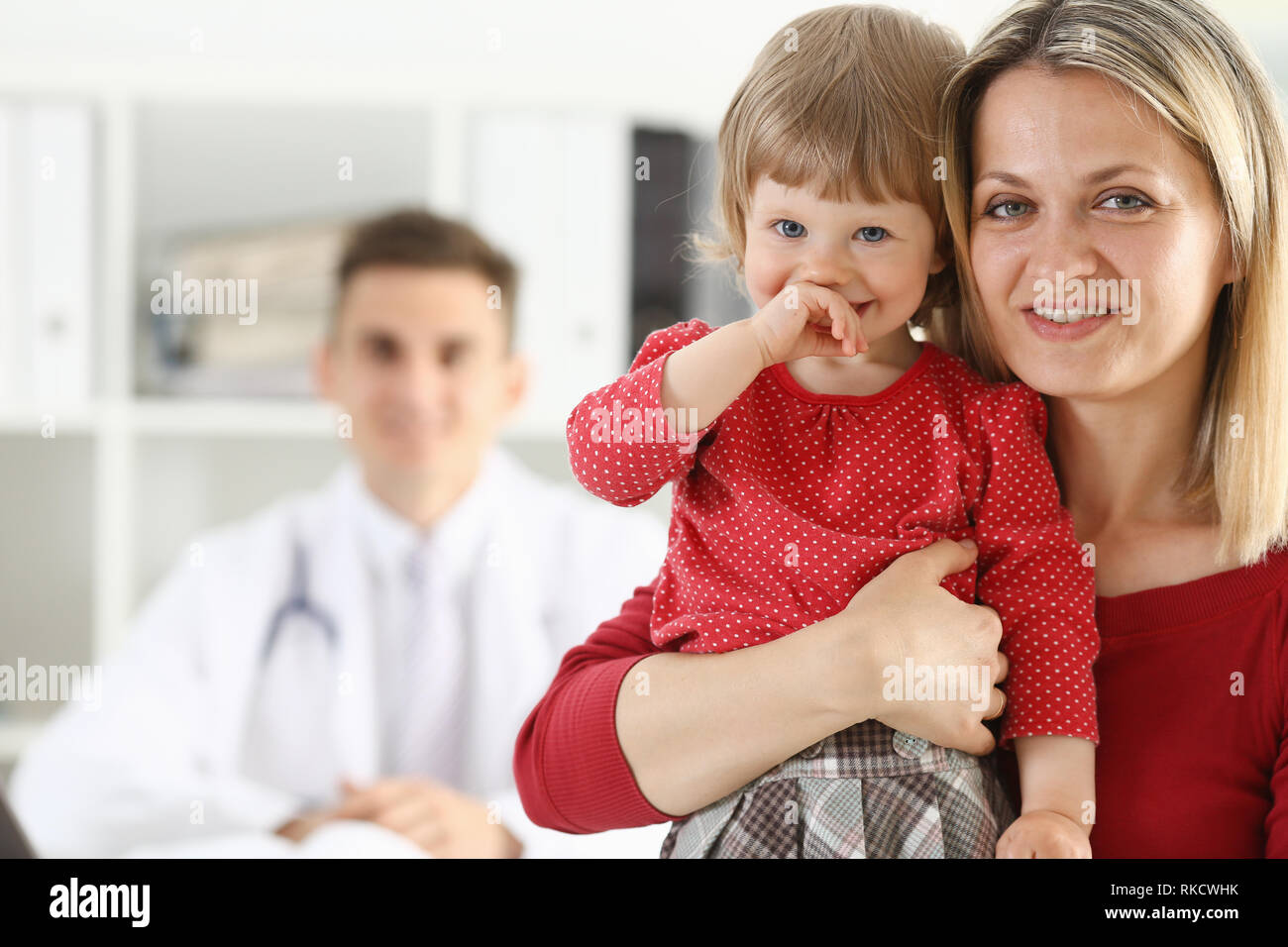 Little child with mother at pediatrician Stock Photo - Alamy