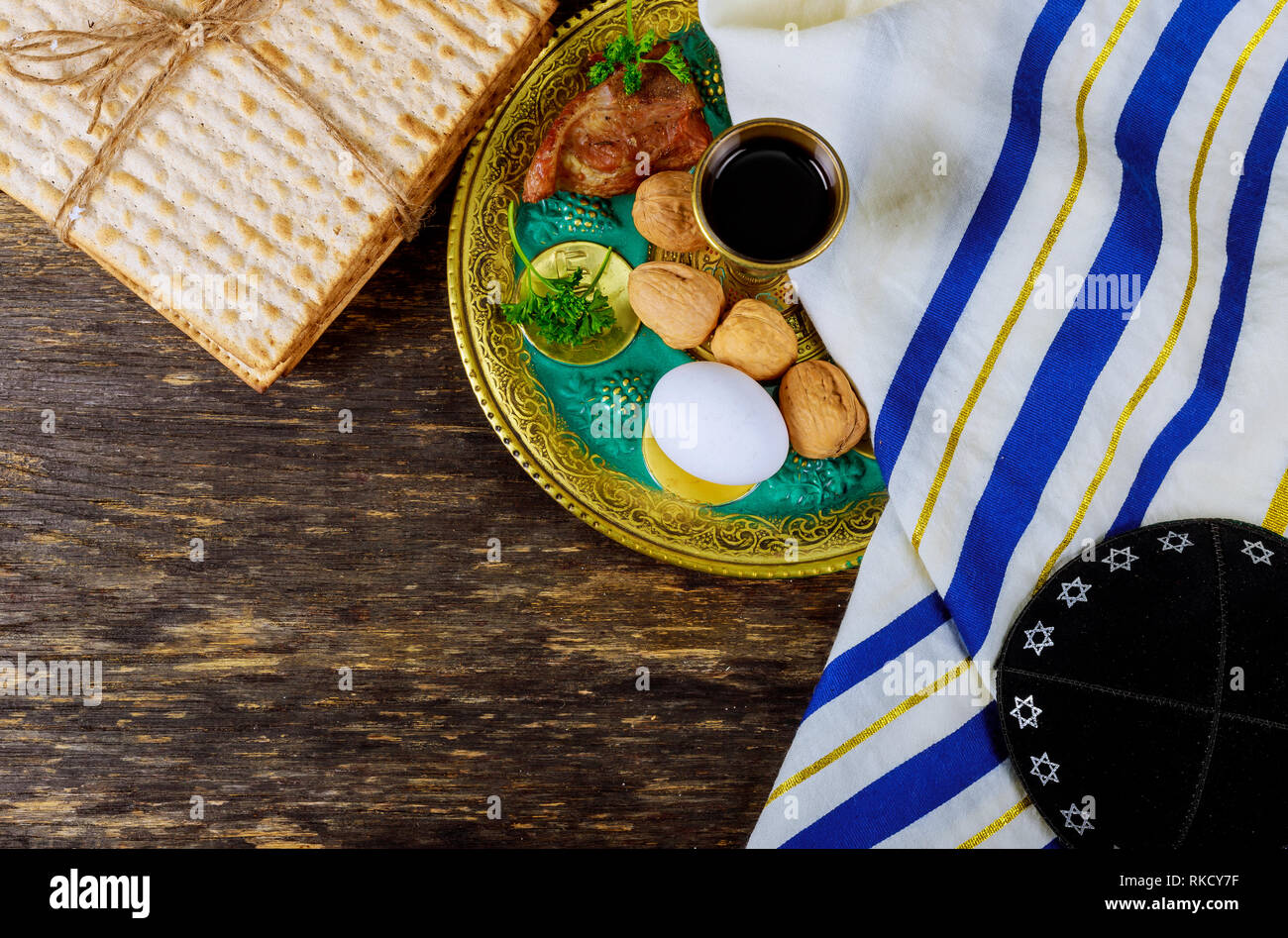 Matzo for Passover with on seder plate on close up Stock Photo - Alamy