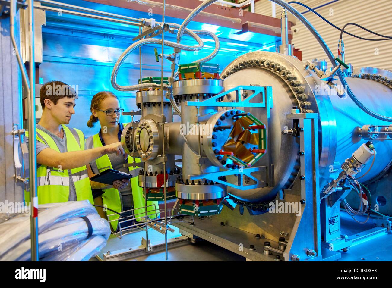 Physics laboratory hi-res stock photography and images - Alamy