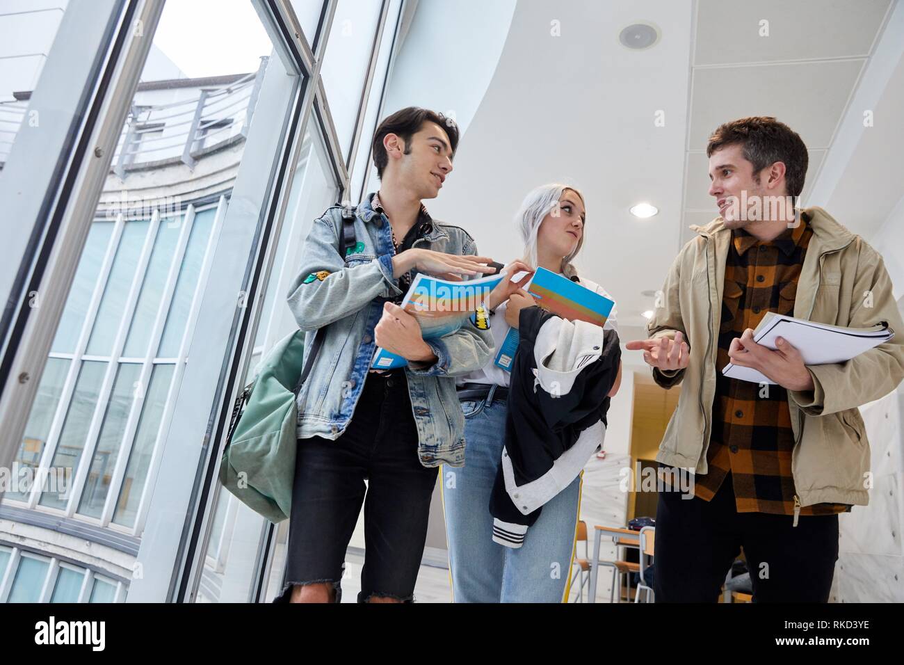 Three students walking university hi-res stock photography and images ...