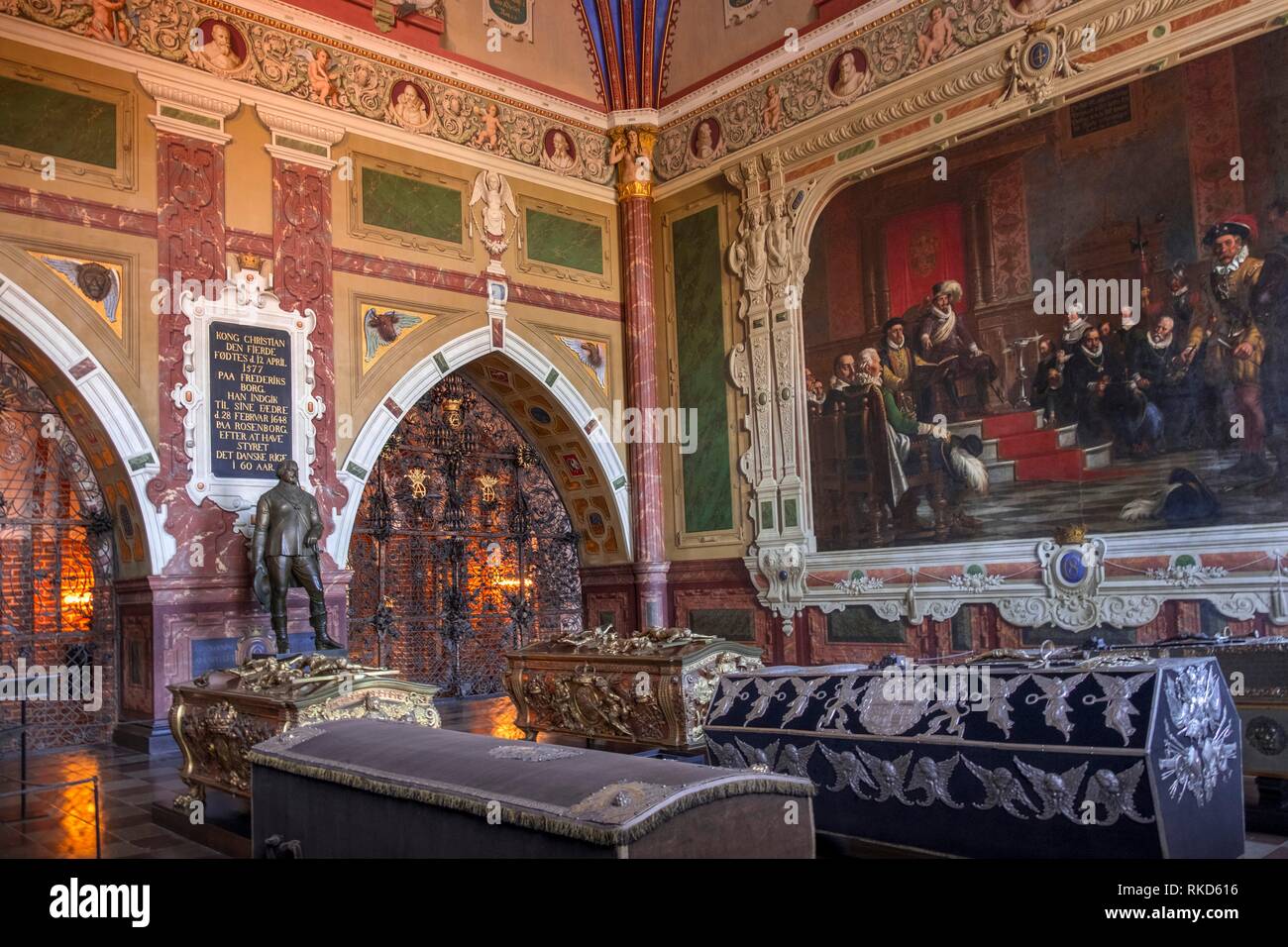 Sepulchral monuments hi-res stock photography and images - Alamy