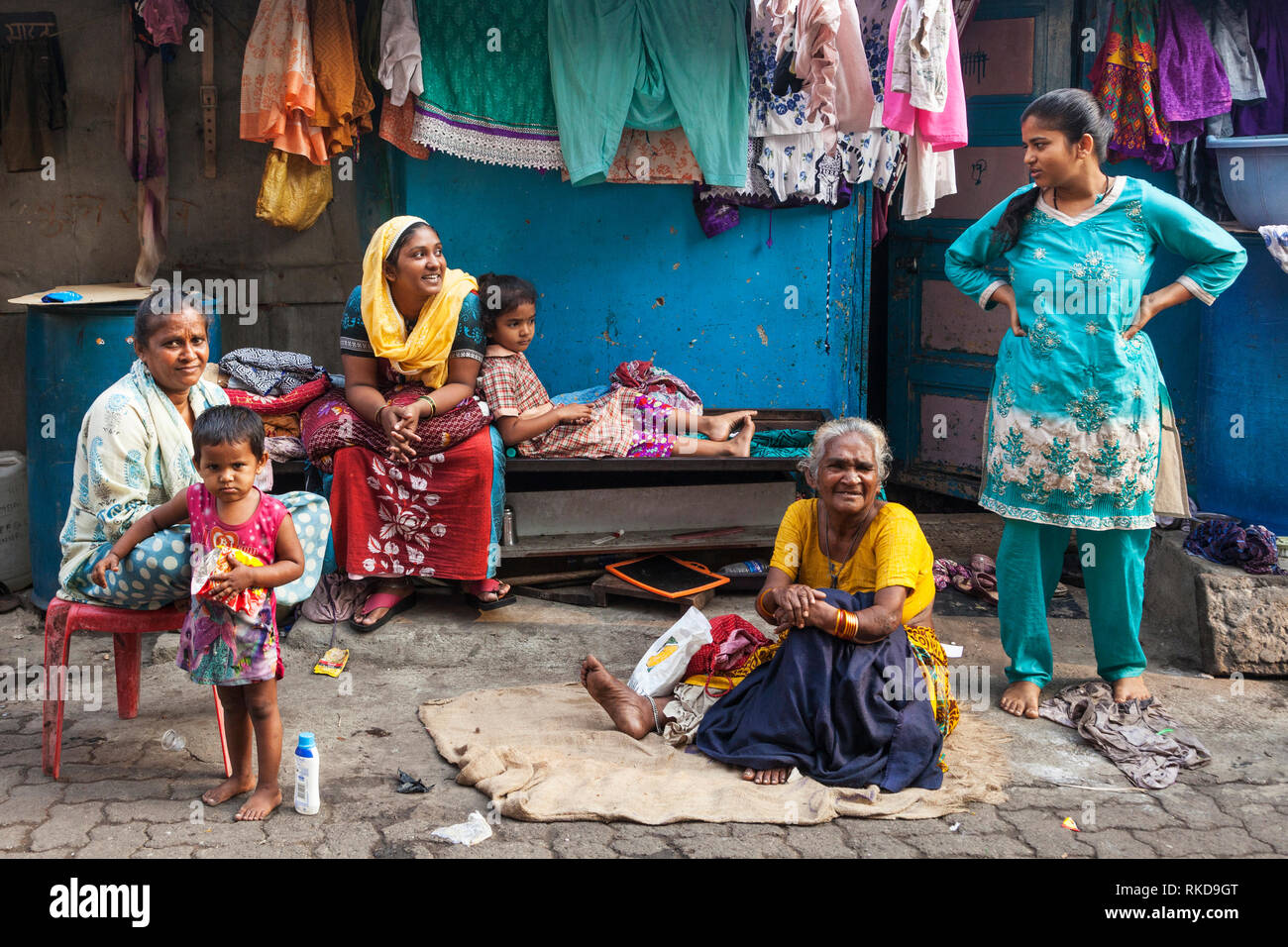 Indian woman by shack india hi-res stock photography and images - Alamy